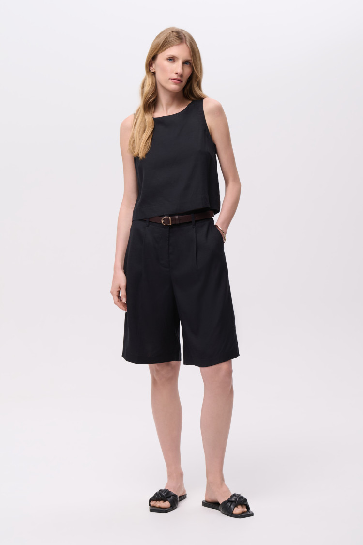 Czarne szorty typu bermudy z zakładkami
