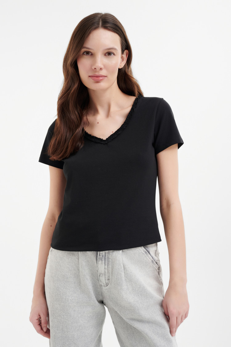 Basicowy czarny top z dekoltem v-neck