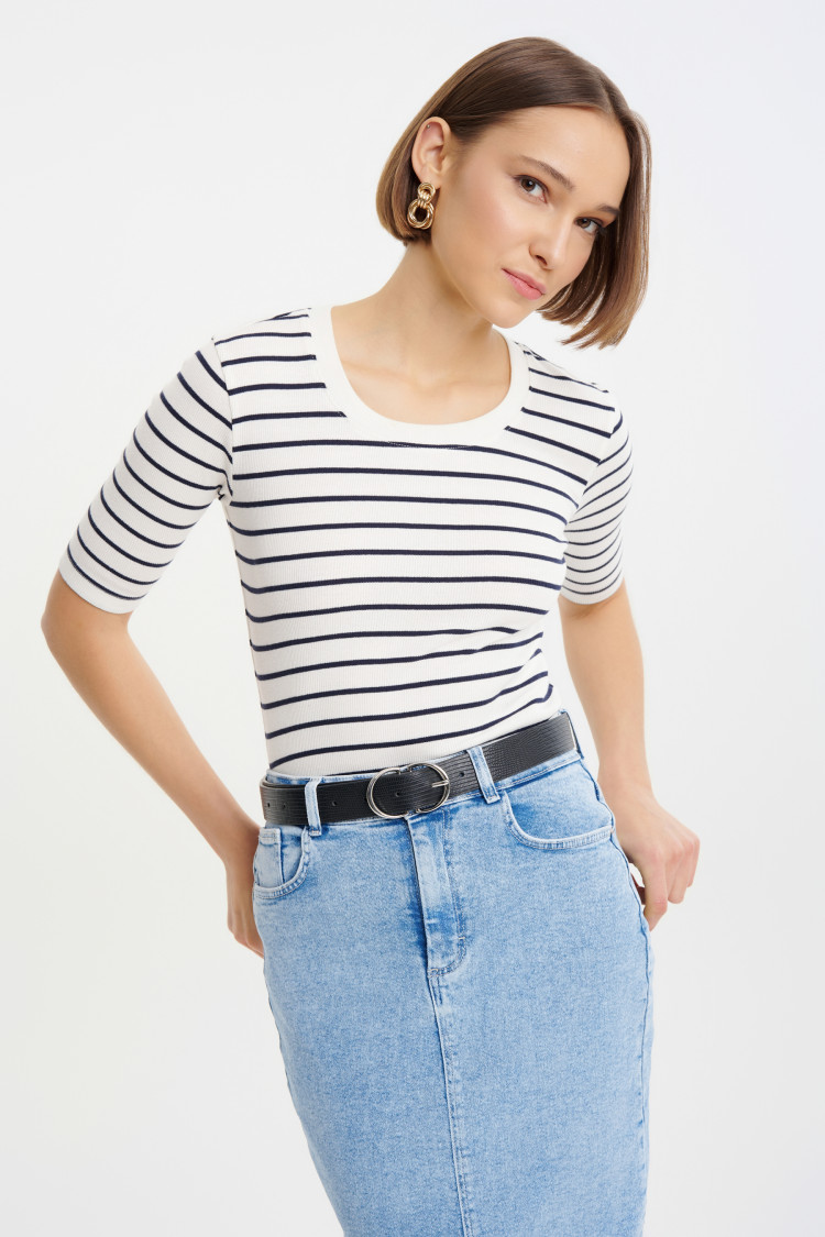 Basicowy top w paski