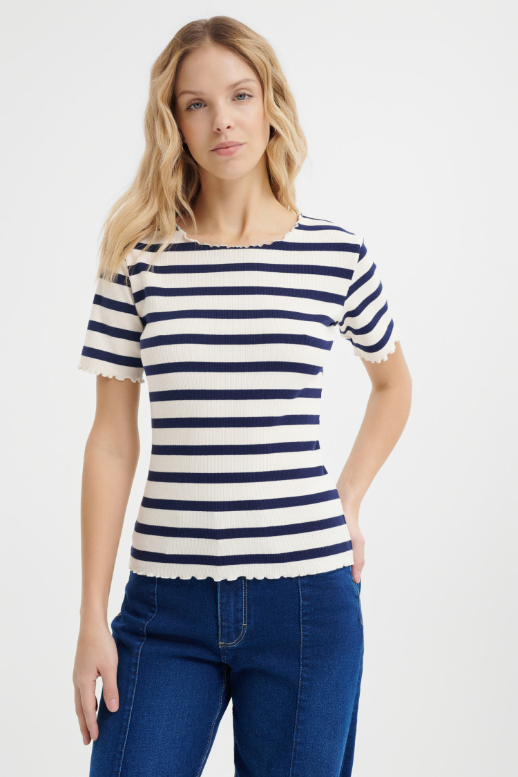 Top w paski obszyty falbanką