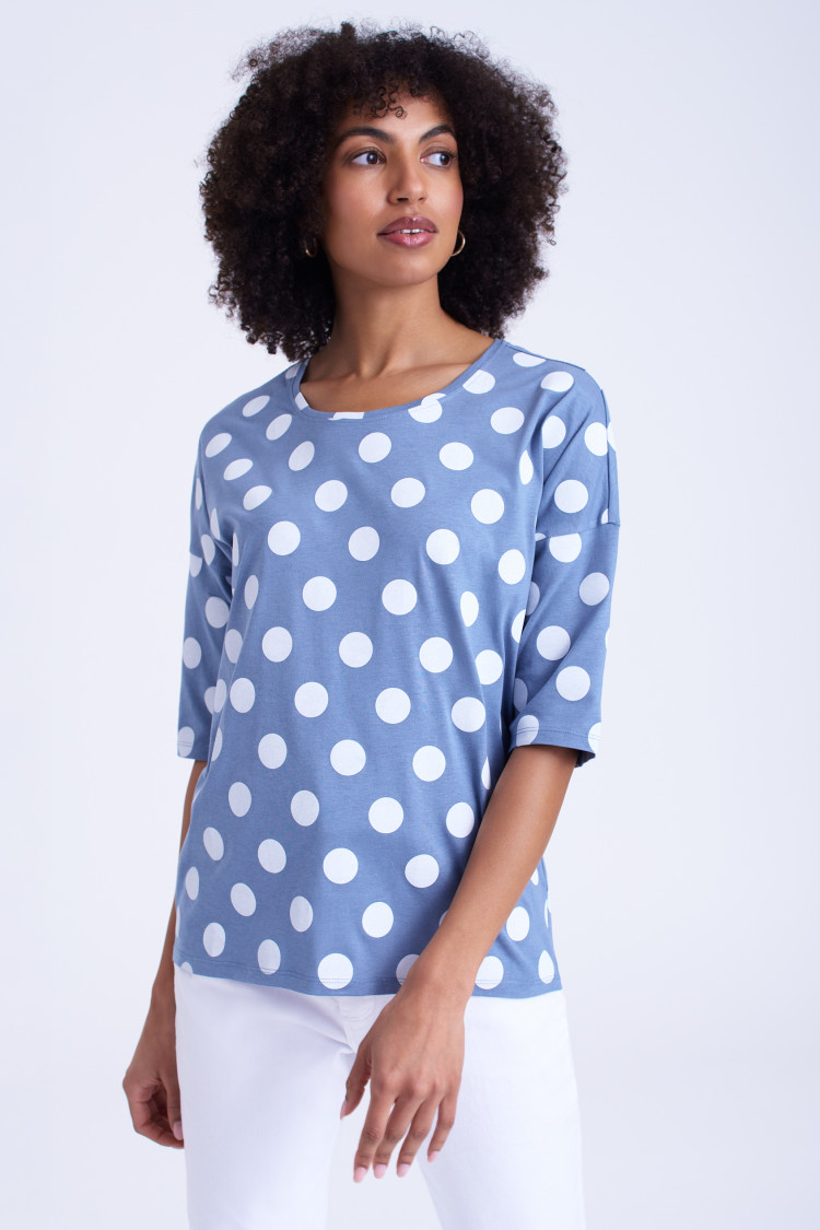 Oversize'owy, błękitny top w grochy